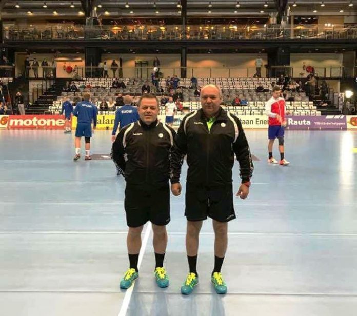 Morenarii Robert Harabagiu și Silviu Stănescu arbitrează un meci din ...