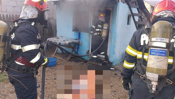 Dâmbovița: Bătrân găsit mort de vecini, în casa cuprinsă de flăcări