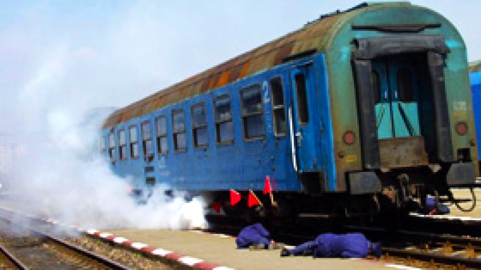 Vagonul unui tren de persoane, cuprins de flăcări, în Dâmbovița! Mai ...