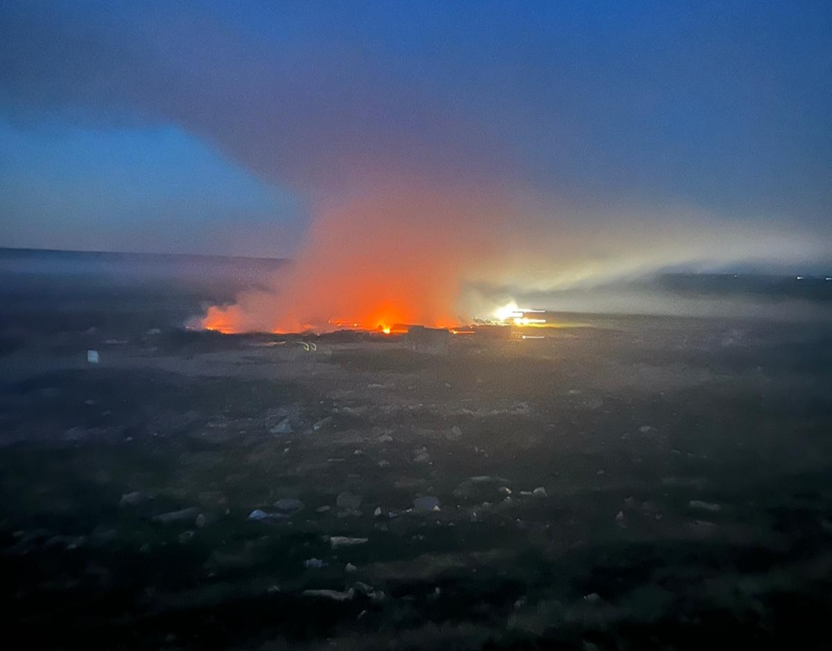 Incendiu puternic în localitatea Băleni! Au ars mase plastice, gunoi ...