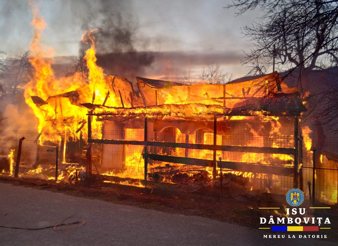 Incendiu devastator pe Valea Dâmboviței! O casă a fost cuprinsă de ...