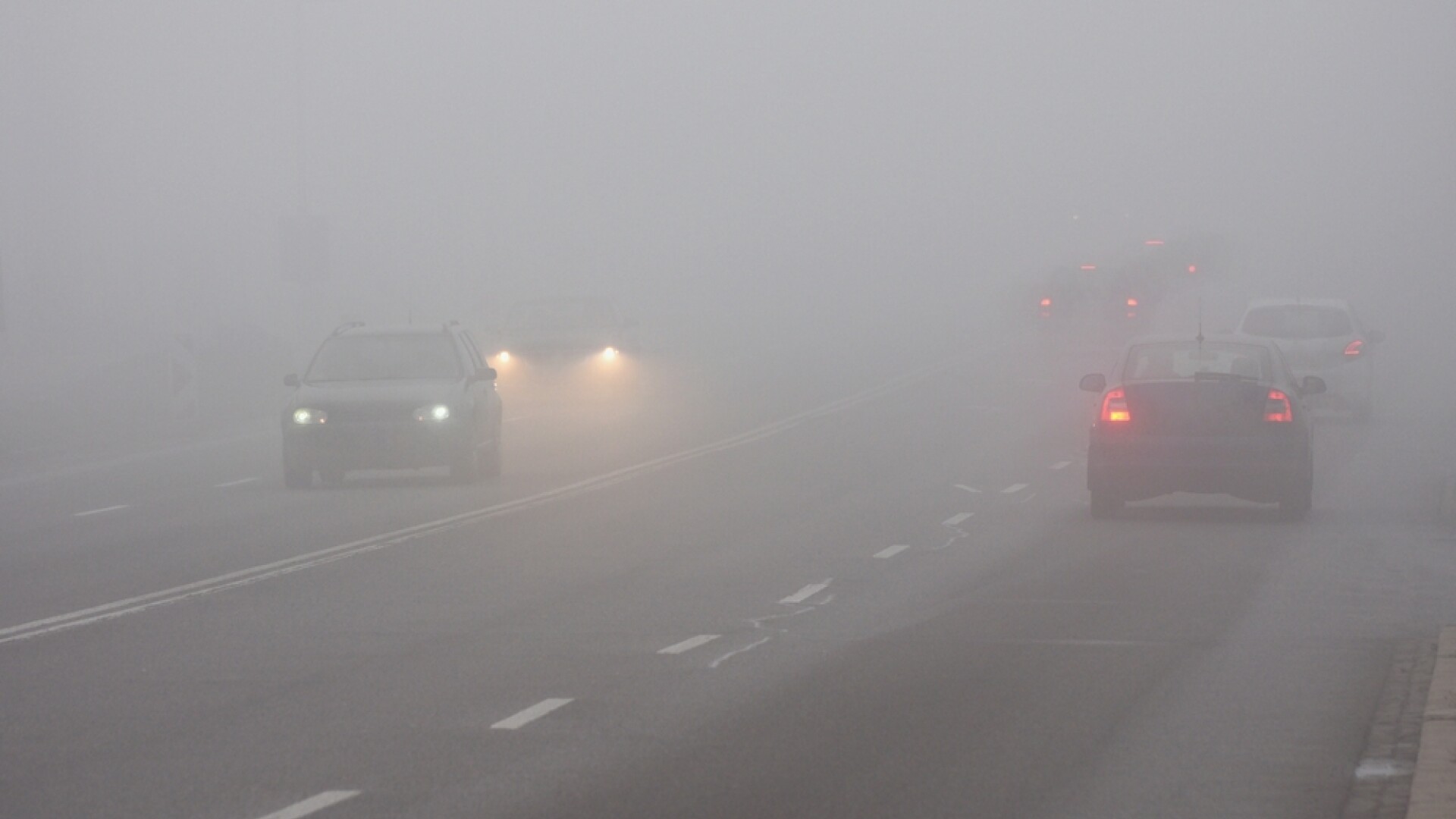 Ceață densă pe drumurile din patru județe. Vizibilitatea este pe ...