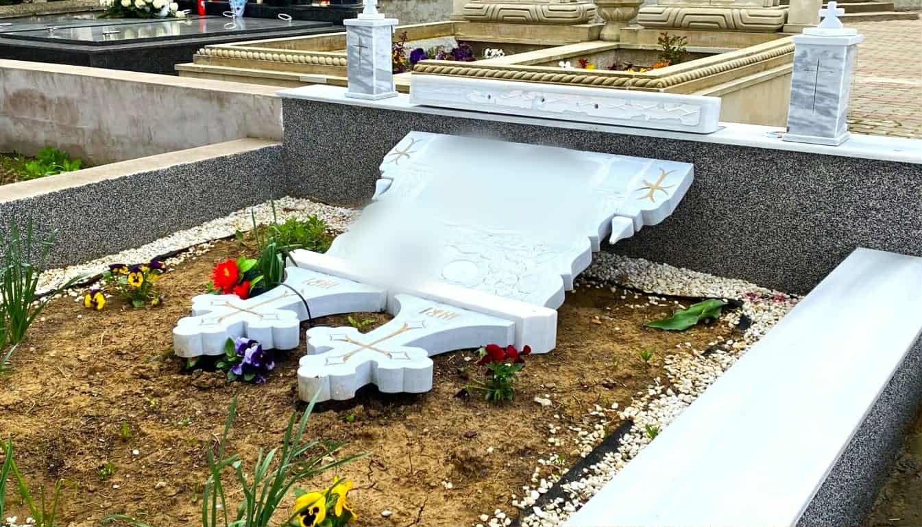 Gest șocant al unui dâmbovițean! A distrus mai multe cruci din cimitir ...