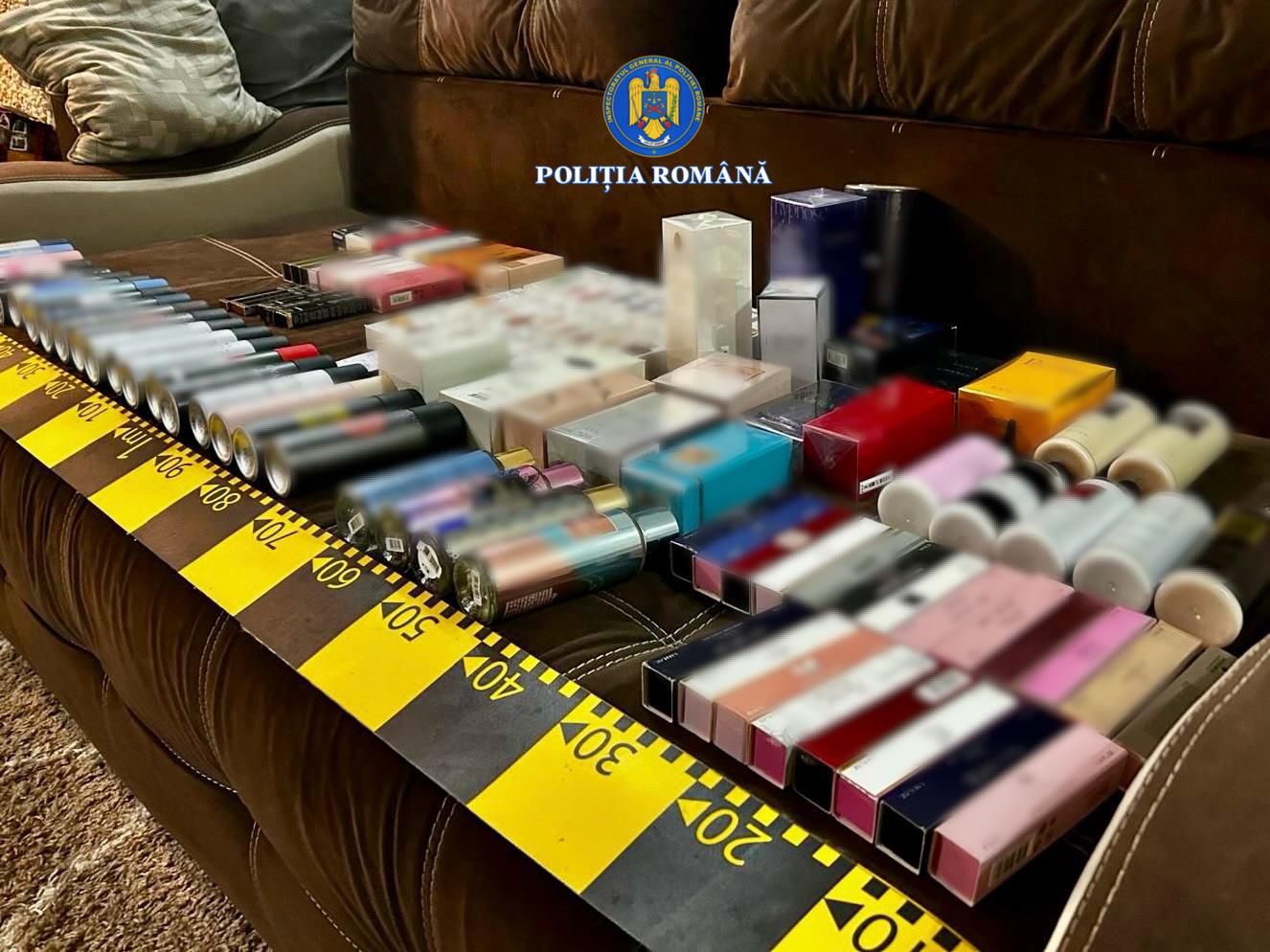 Sute de parfumuri contrafăcute, confiscate în urma unor percheziții ...